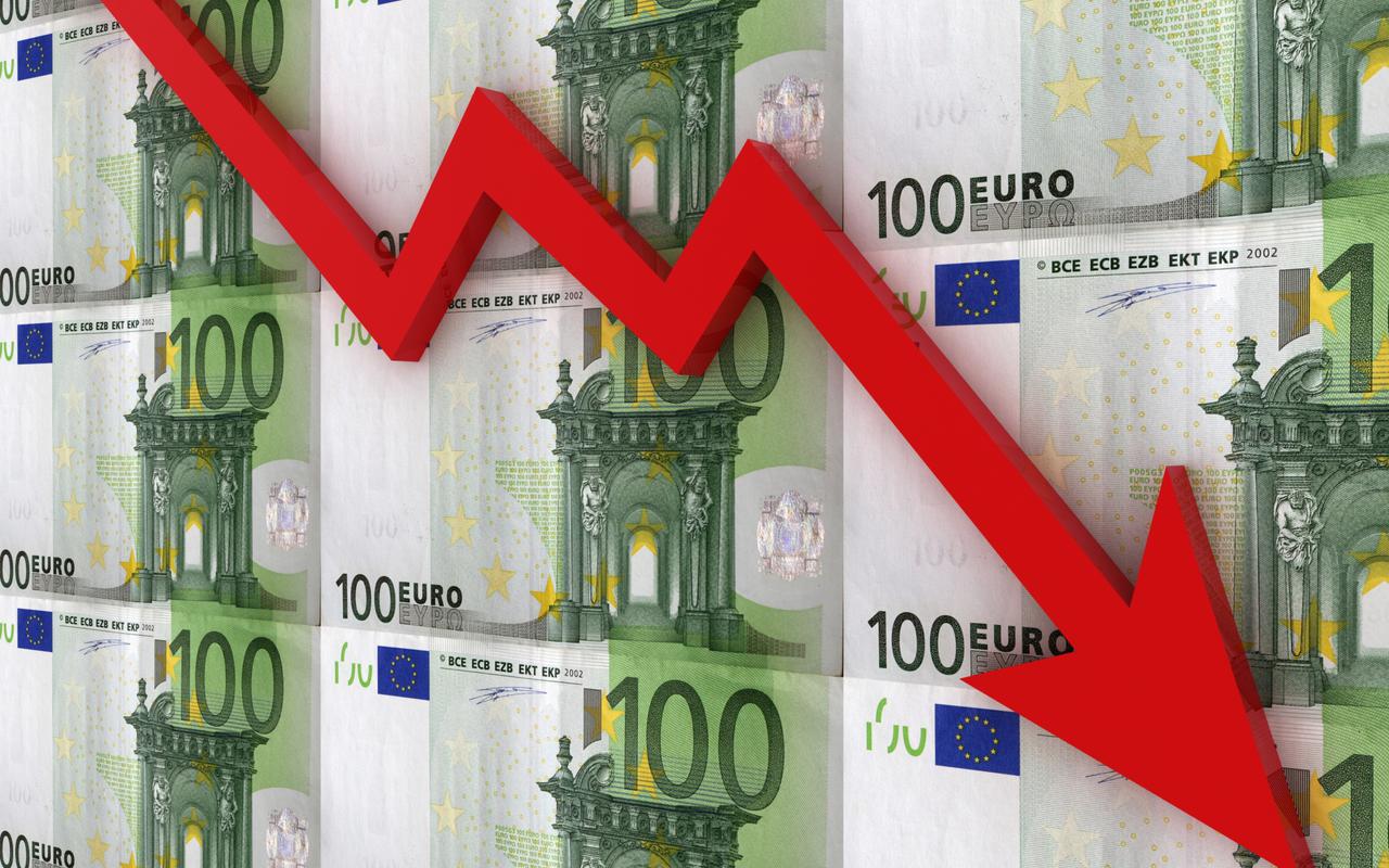 The fall of the euro. Main causes and consequences